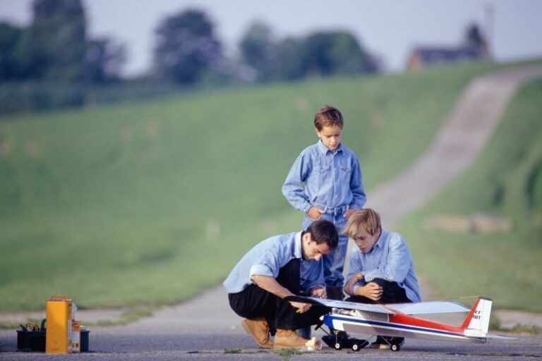 Letalo na daljinca je zanimivo otrokom in odraslim